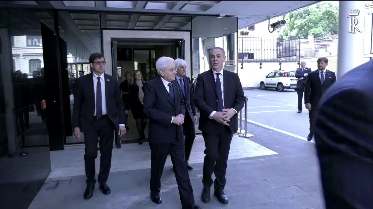 Omaggio del Presidente Mattarella alla camera ardente di Giovanni ...