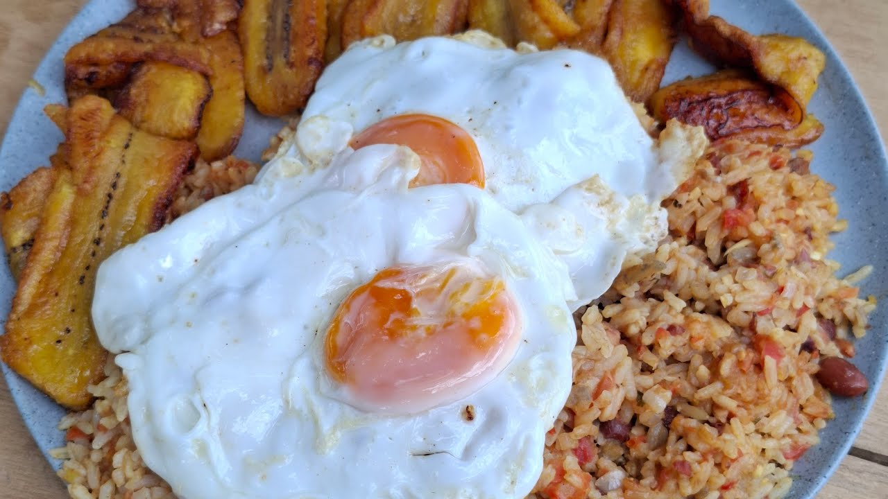 Calentado Colombiano con tajadas maduras y huevo frito. - YouTube