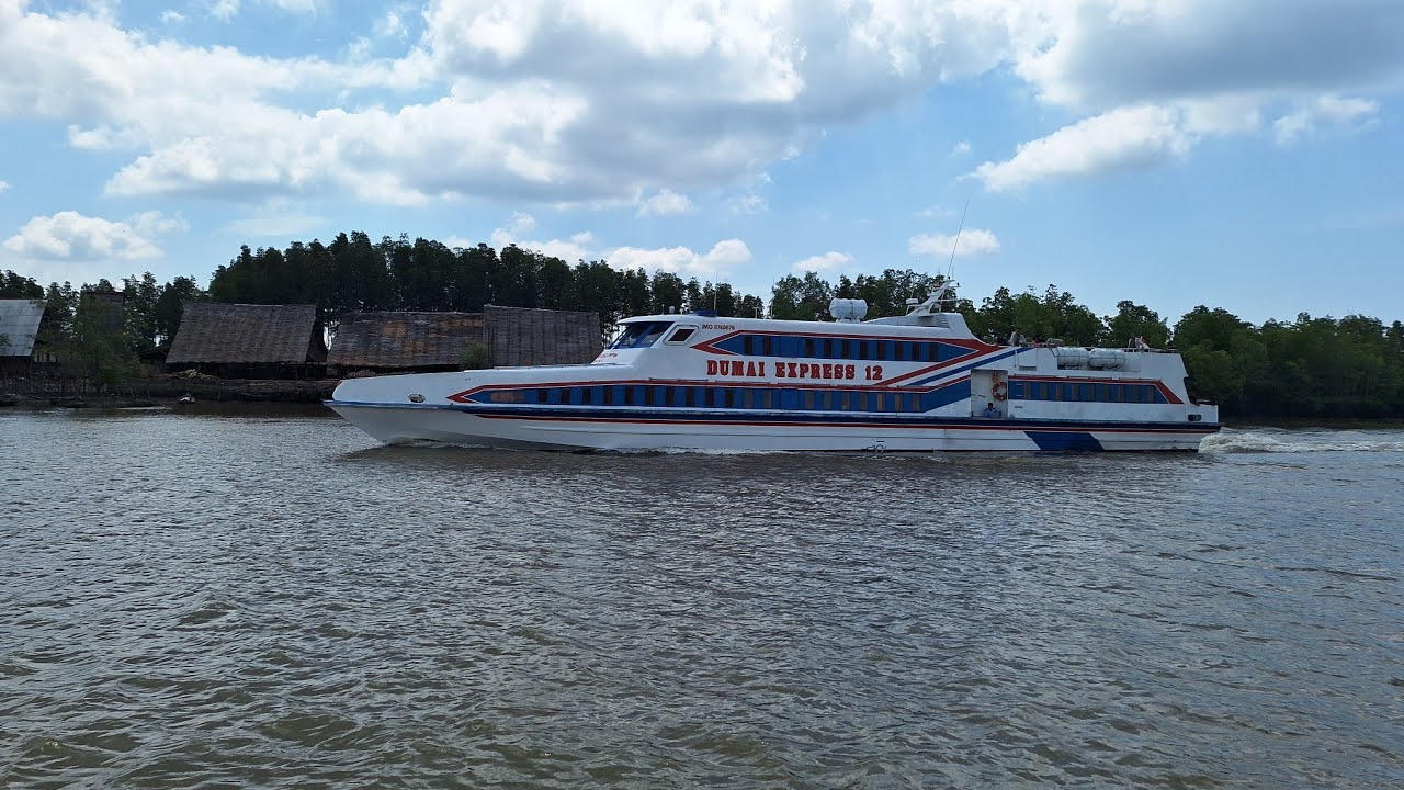 Kapal Dumai Express 12 melintasi sungai - YouTube
