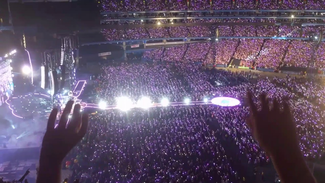 Balloons at the Coldplay show - YouTube