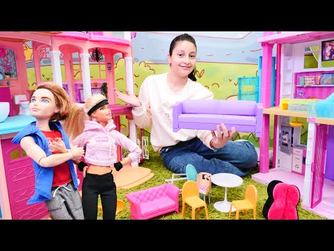 Barbie kuklası Dream House videoları. Barbie kuklası ve Ken kuklası yeni eve taşınma oyunu oynuyor.