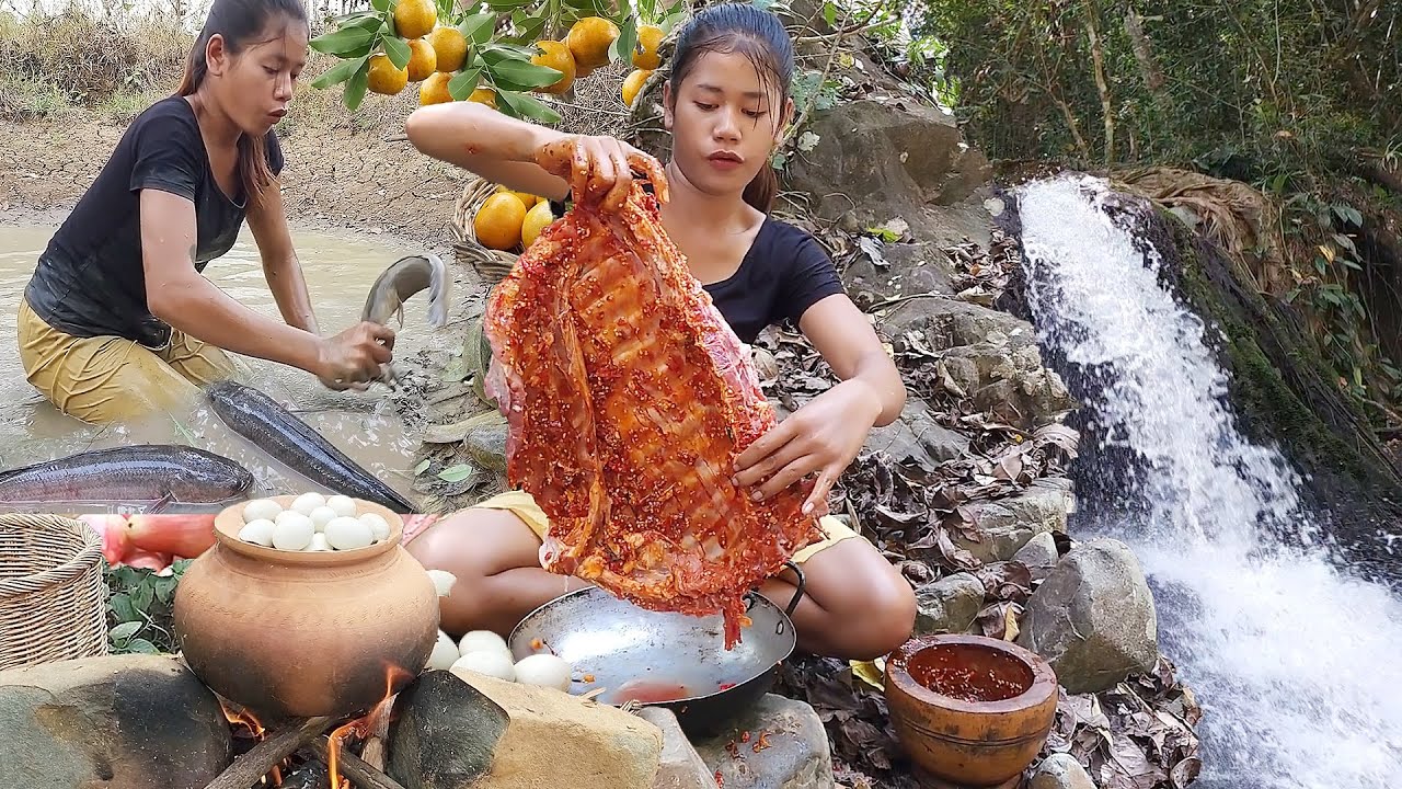 Catch fish in the lake for jungle food, Cooking fish with chili sauce ...