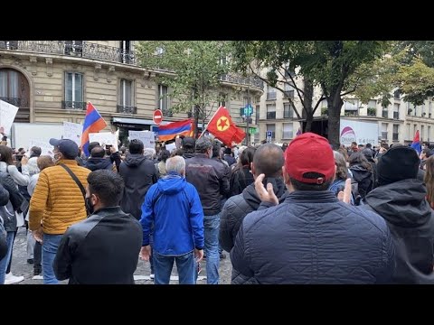 Ermeni protestocular ve PKK yandaşları Azerbaycan'ın Paris Büyükelçiliğine saldırdı