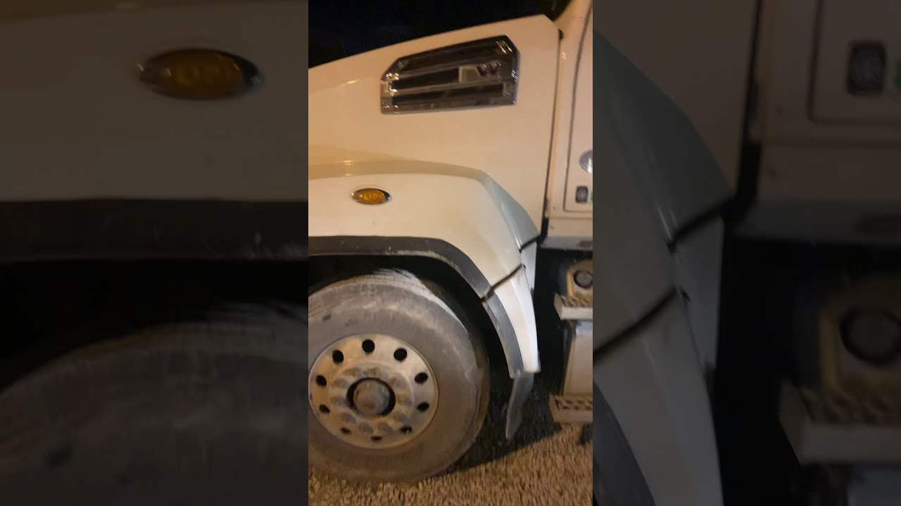 Cold start Detroit diesel DD13 western star truck - YouTube