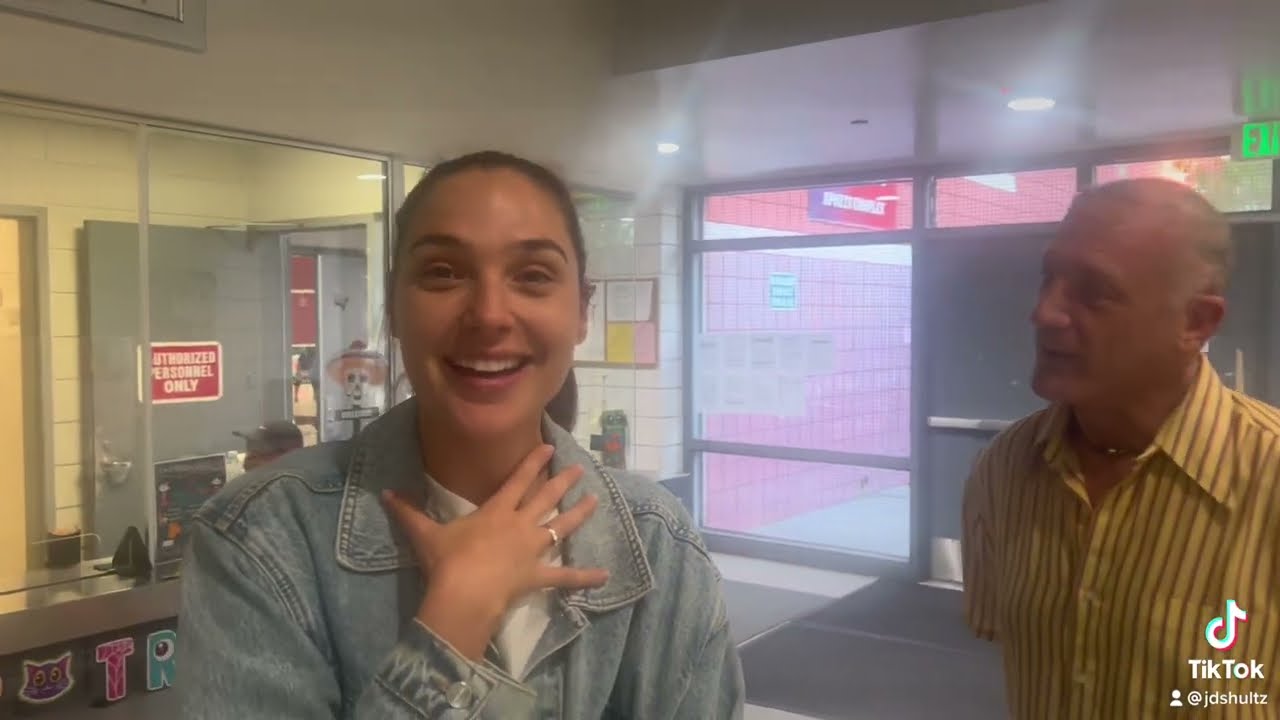 Gal Gadot meets JD Shultz the Artist" - YouTube