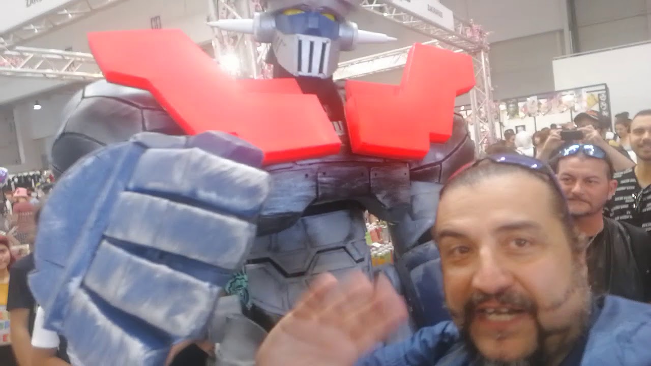 Cosplayer al Romics 2018: Mazinger Z saluta i fan col Salutatore - YouTube