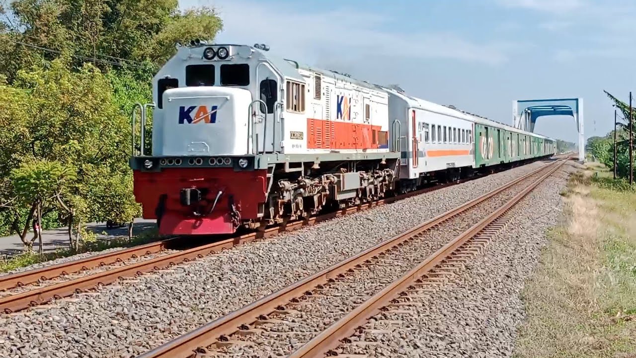 KA PARCEL TENGAH + LOKO CC2018324 PWT MENUJU MADIUN - YouTube