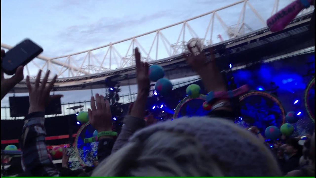 Coldplay - Emirates Stadium 2012 - Giant Balls - YouTube