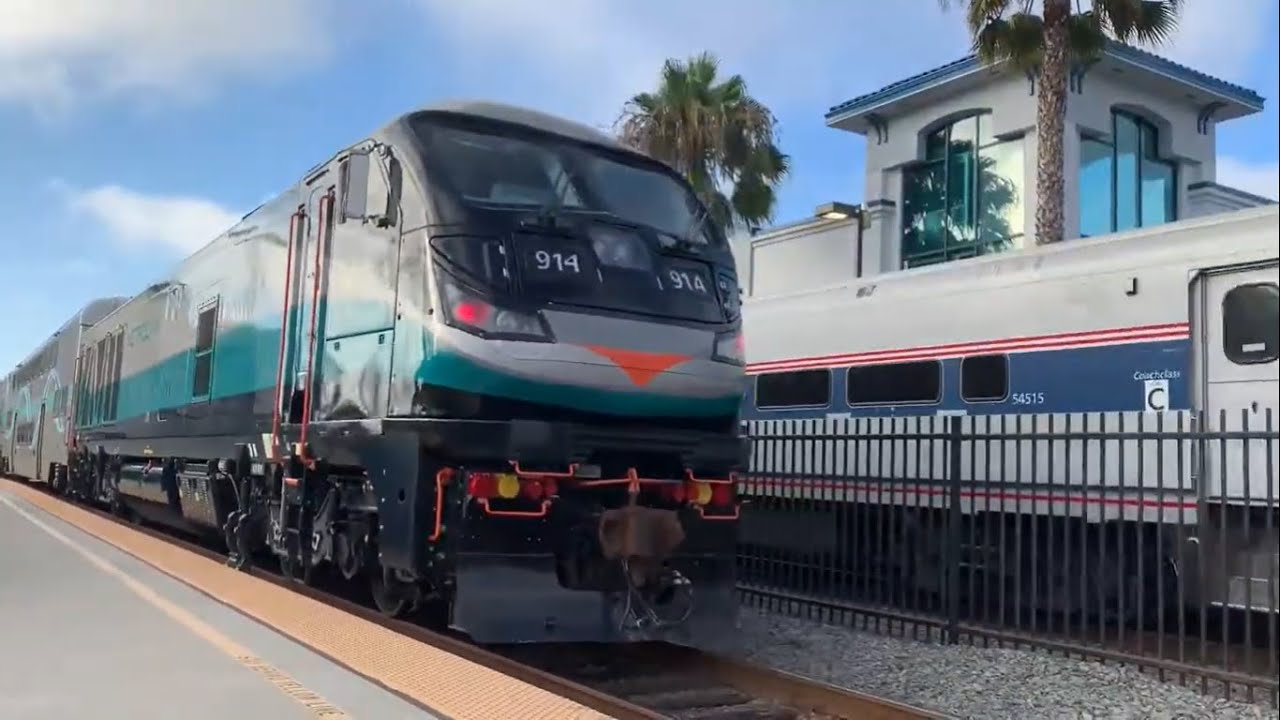 Metrolink F125 Spirit 914 passing Amtrak Pacific Surfliner w/ Horizons ...