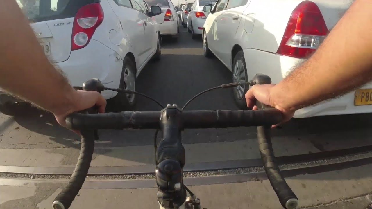 Biggest advantage of Road bike in Traffic jam #ride #cycling - YouTube