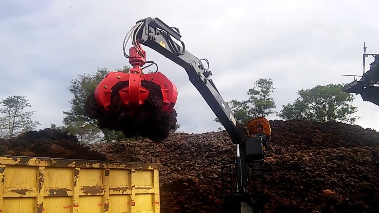 HIAB XGR18095 handling empty fruit bunches (EFB) with orange peel ...