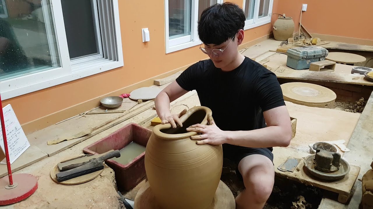 The most effective way to make a large jar out of clay (Onggi Practice ...