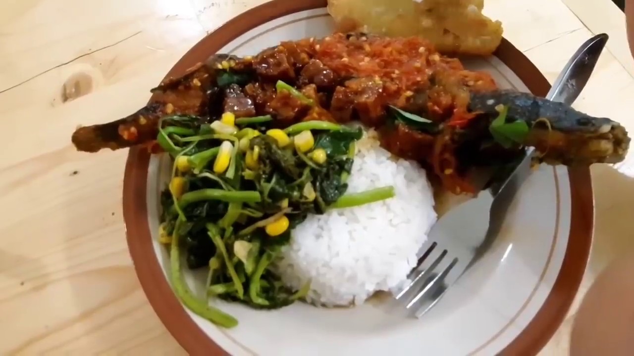 MAKAN IKAN LELE DI MAL LIPPO PURI !!! INDONESIAN STREET FOOD - YouTube