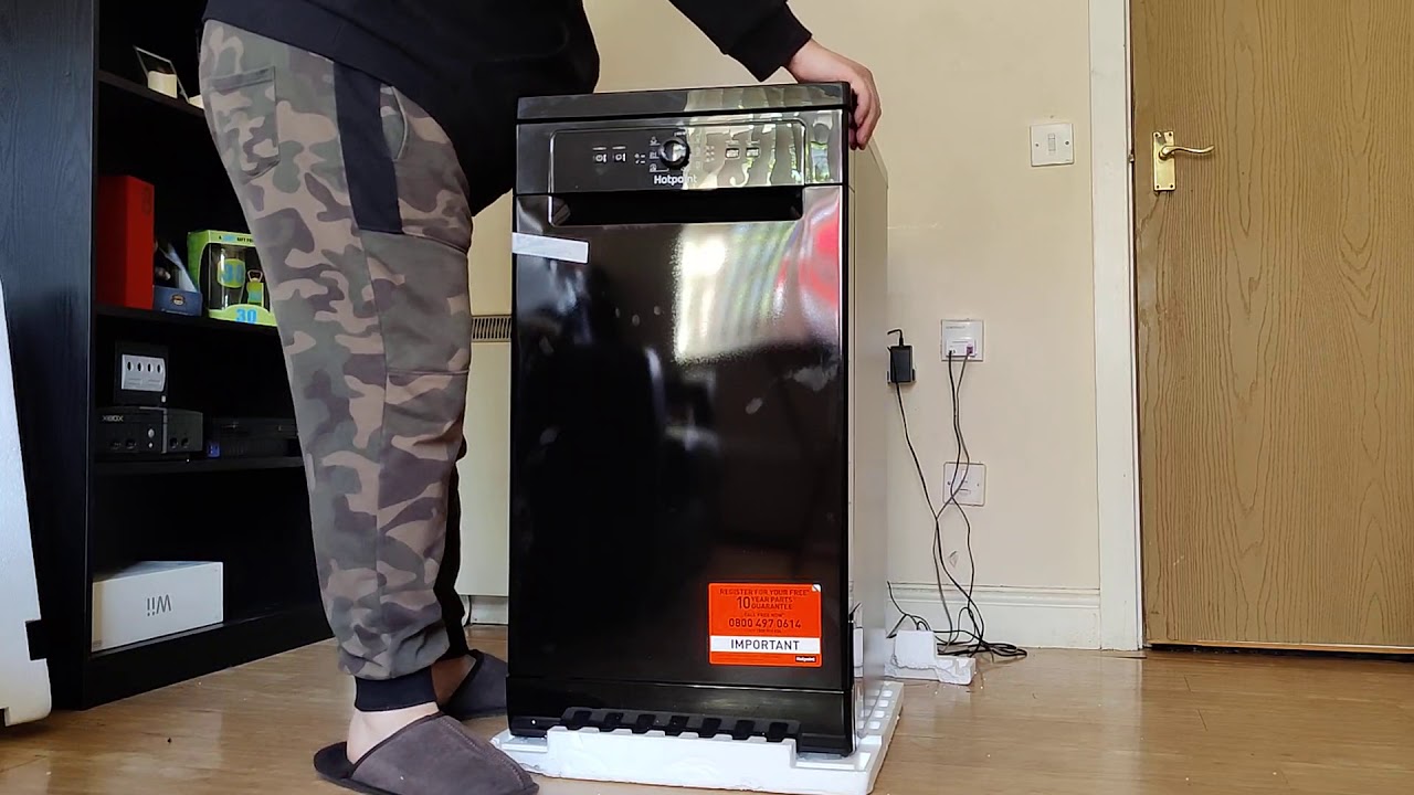 Unpacking the new dishwasher - Hotpoint HSFE1B19B - YouTube