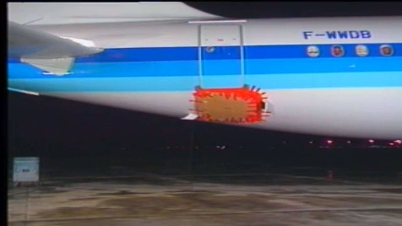 Airbus A320 Family | DOOR ESCAPE SLIDE DELOYMENT - YouTube