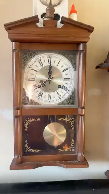 Hamilton 31 day clock strikes 8 am - YouTube