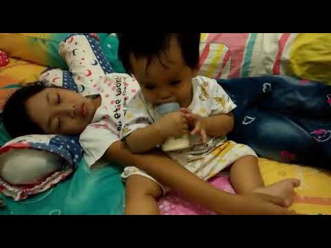Adek mik cucu,kakak ketiduran