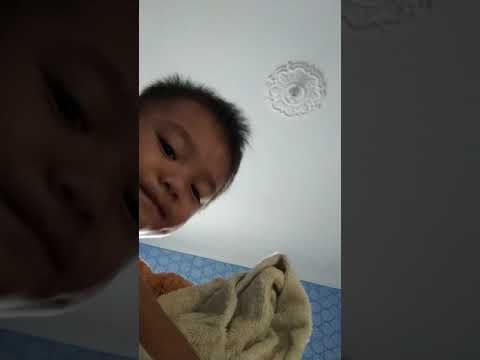 Anak kecil pamer susu