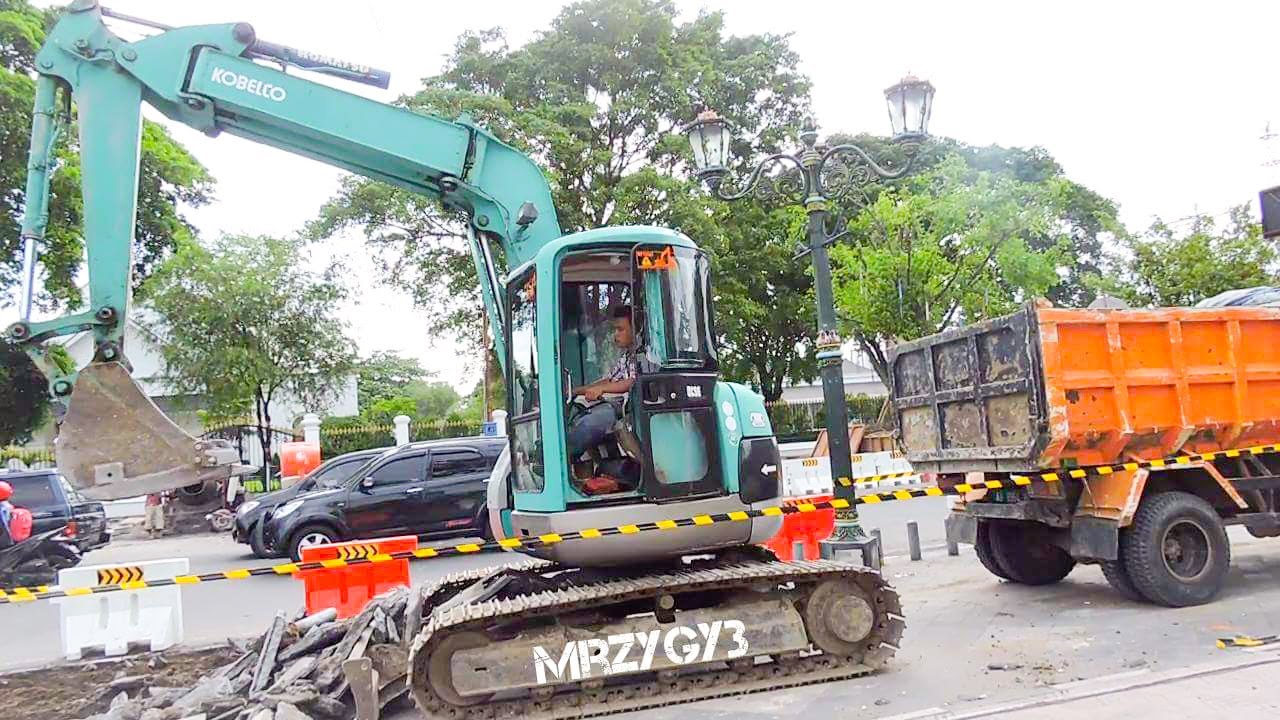 Kobelco Mini Digger Excavator Working - YouTube