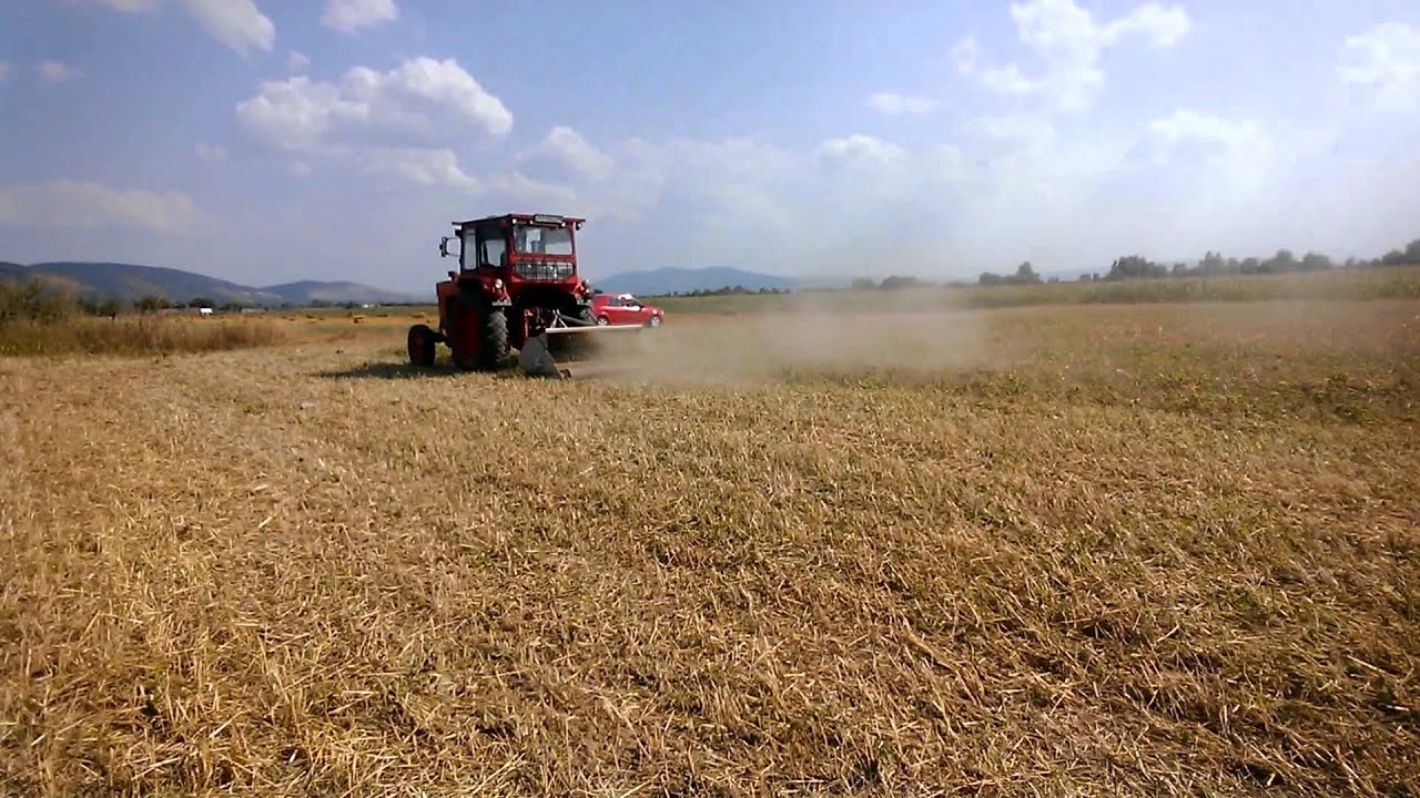 Tractor UTB 650 cu masina pentru tocat iarba - YouTube