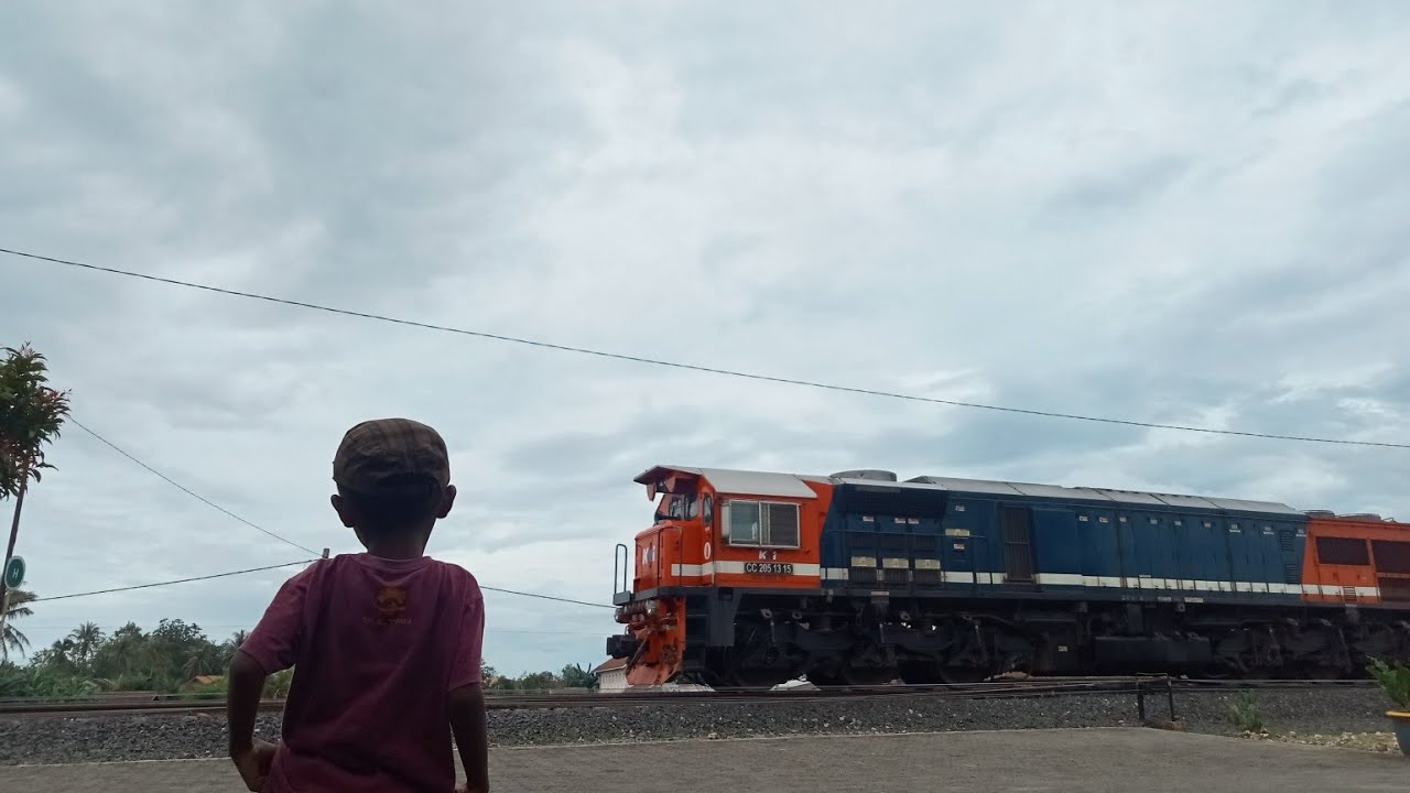 kereta api Babaranjang tiga lokomotif CC 202. - YouTube