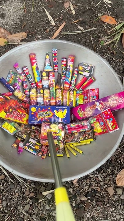 Experiment to light all the firecrackers in the pan #firecrackers #petasan #mercon #shorts - YouTube