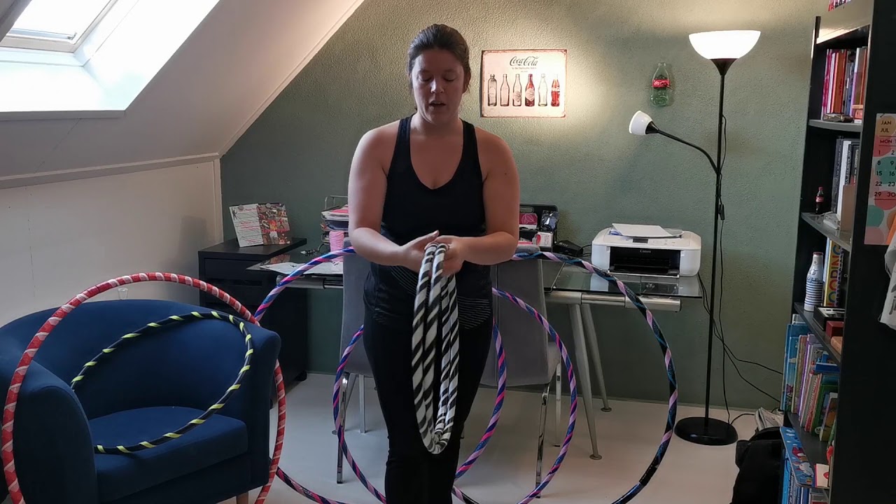 Instructievideo hoepel op- en uitvouwen - YouTube