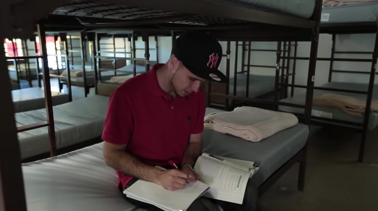 Former Gang Member, Ex-Con, Graduates at Top of His Class - YouTube