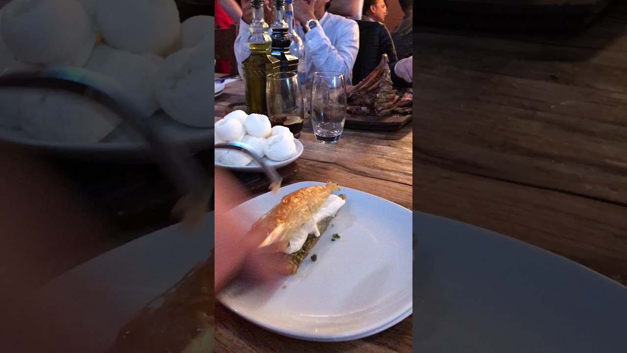 Salt Bae Nusret Baklava Istanbul etiler - YouTube