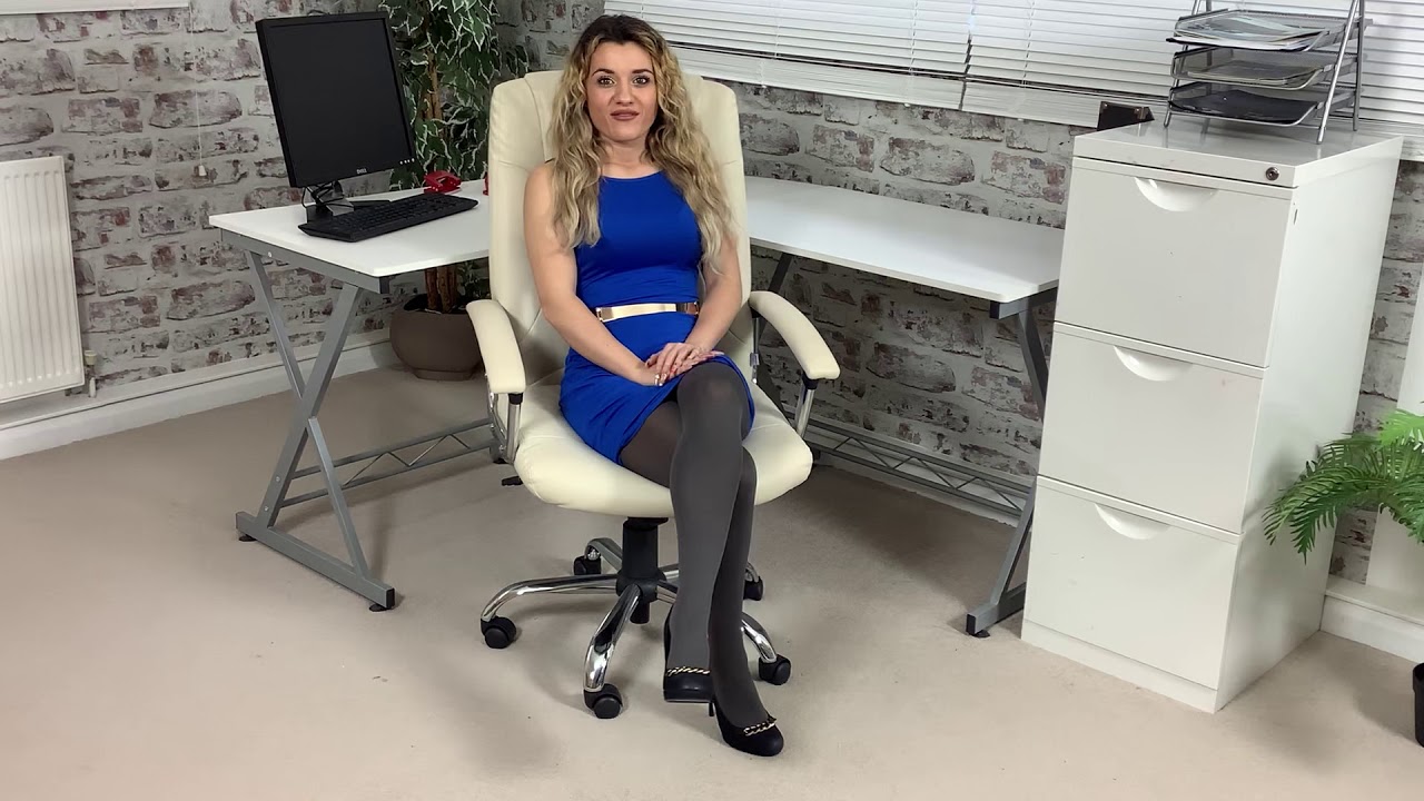 Cheeky Chelsea is back today in some opaques - YouTube