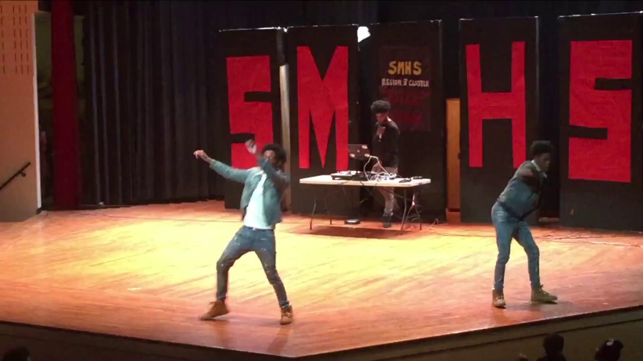 Glo Twinz performing "Drenched Up" Live! - YouTube