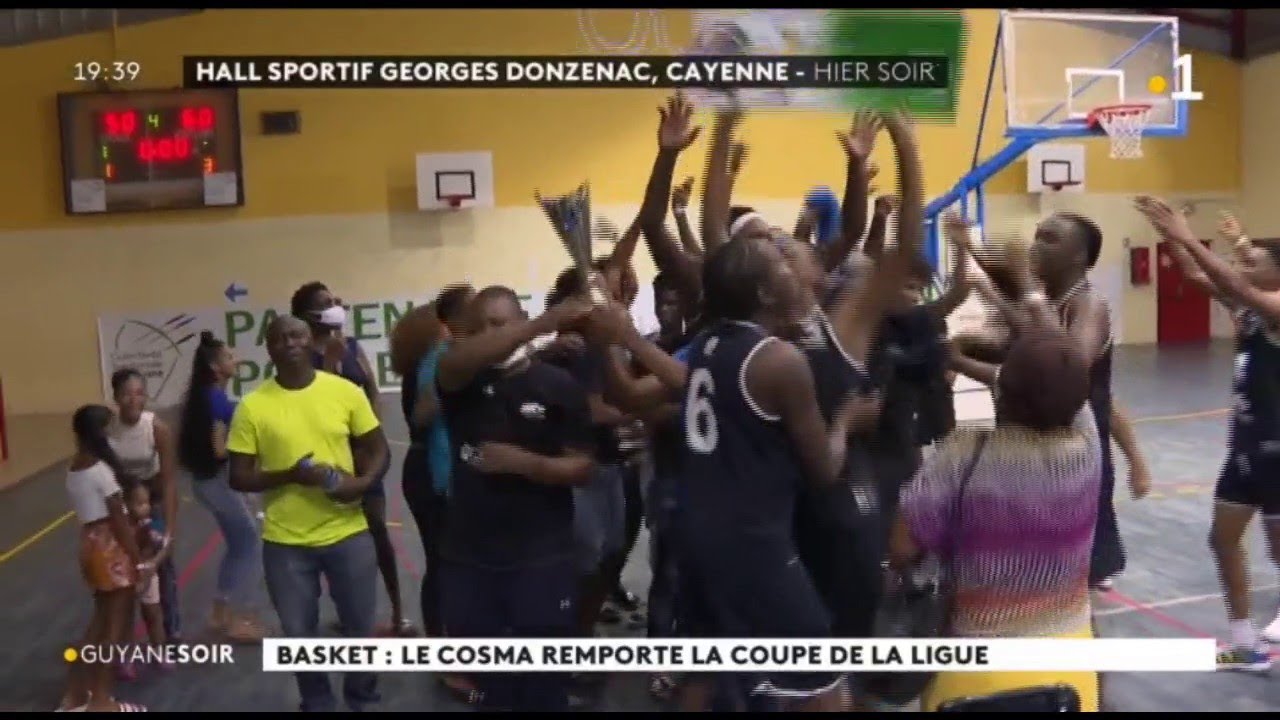 Basket : le Cosma remporte la coupe de la ligue - YouTube