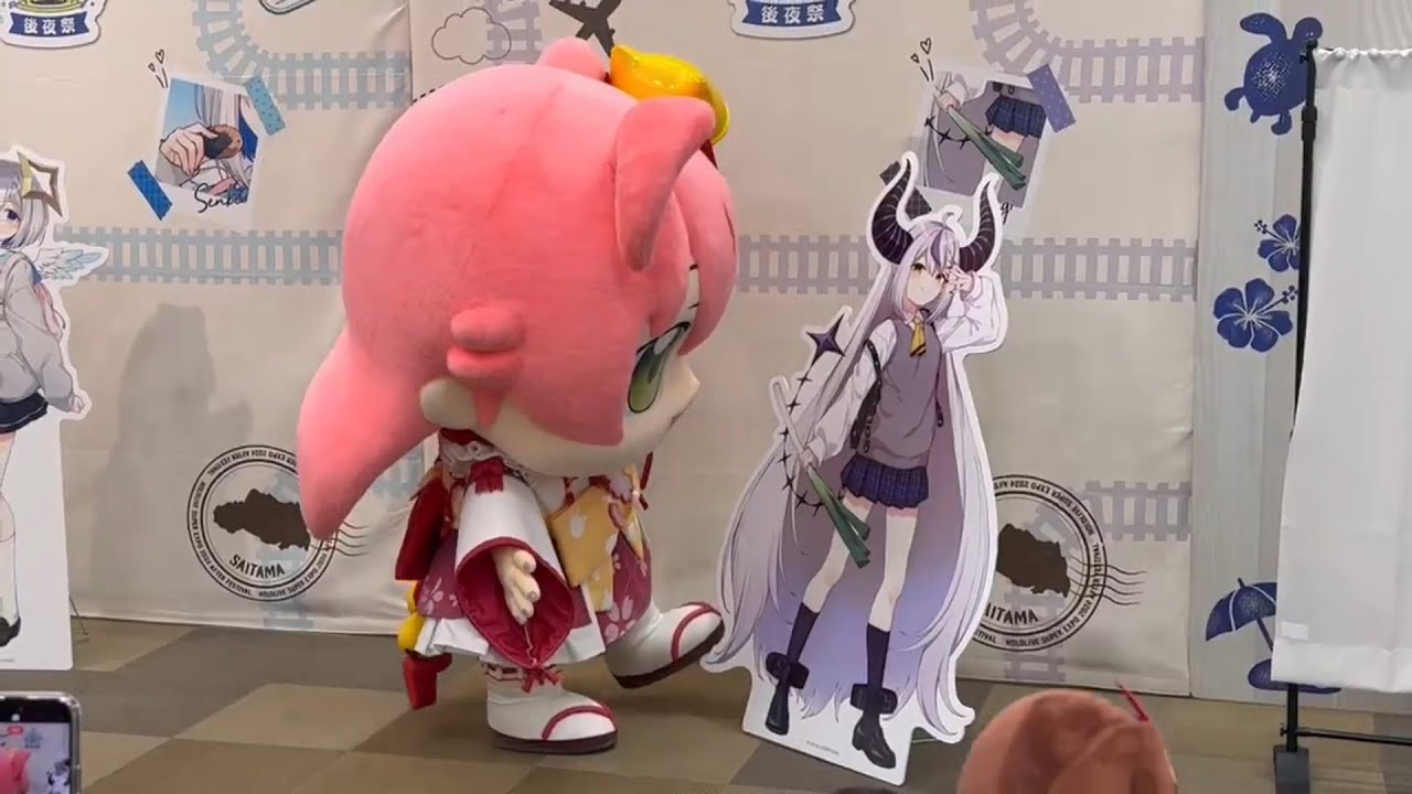 Mikodanye Messing with Laplus Stand at Hololive EXPO... - YouTube