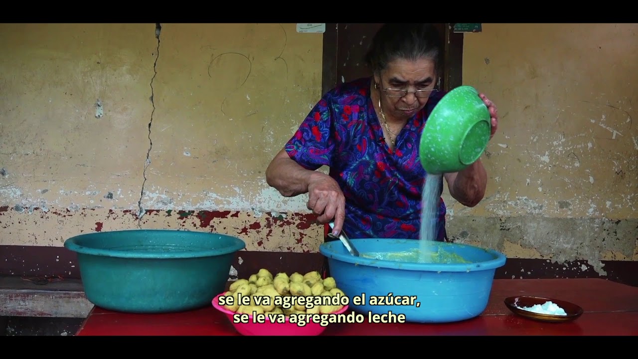 Preparando cusnaca con jocotes en el corredor seco - YouTube