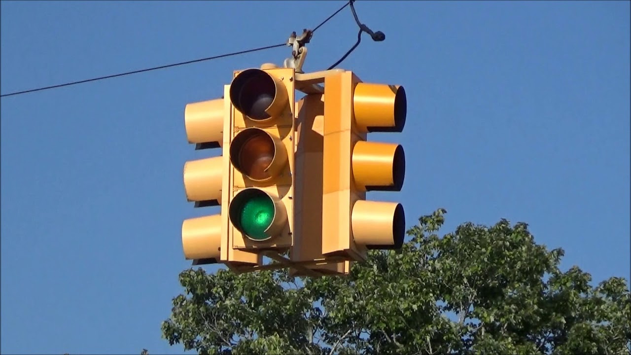 8 inch Durasig Traffic Light Cluster - YouTube