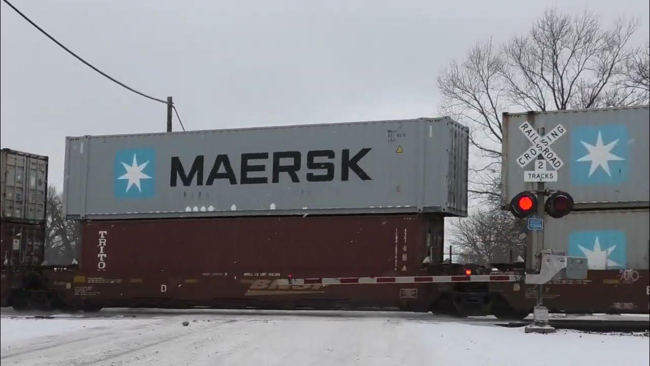 BNSF 7063 West in Streator, IL 12/26/22 - YouTube