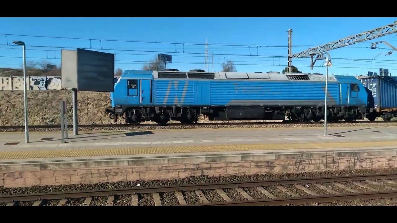 Tren Teco con 333 Azvi Rail lento por Santa Eugenia. 20/12/2023. - YouTube