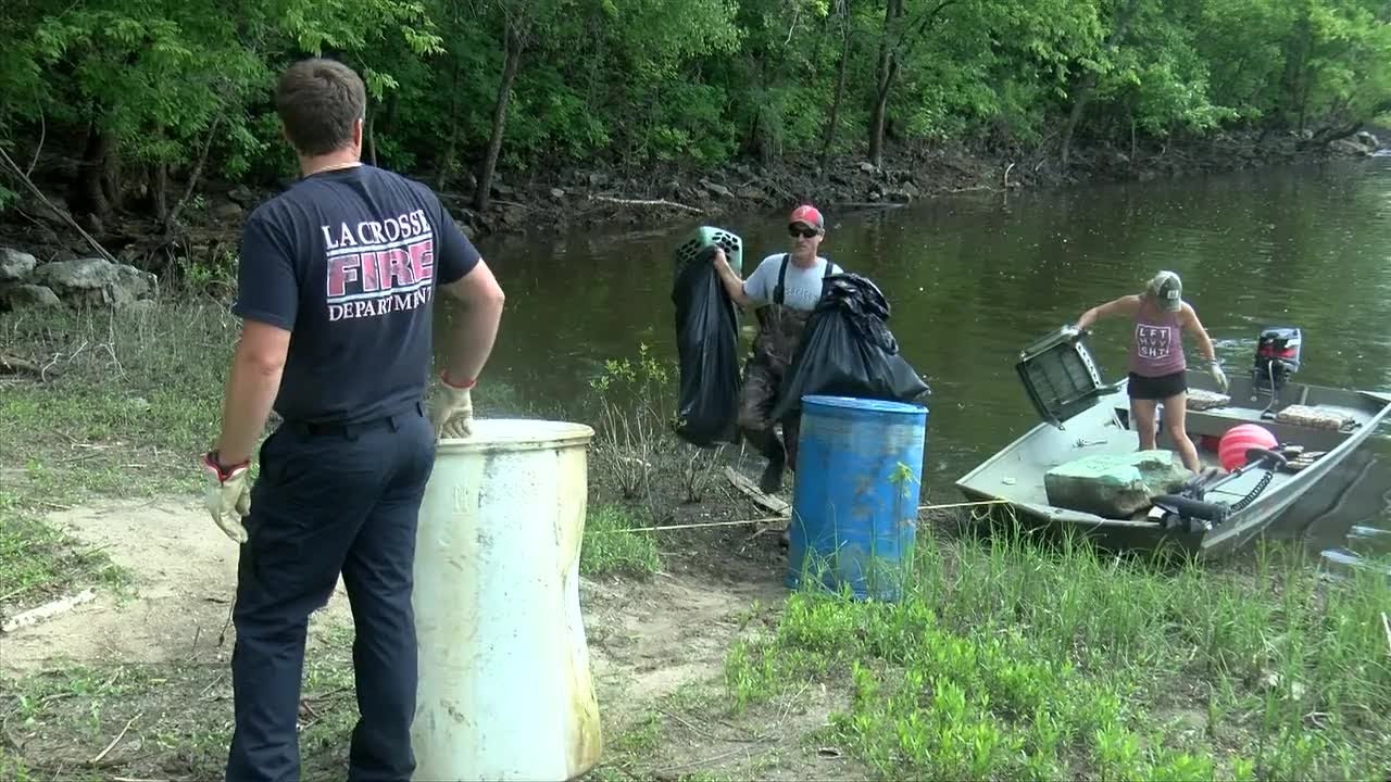 Volunteers help make a difference at 30th annual River Clean Up - YouTube