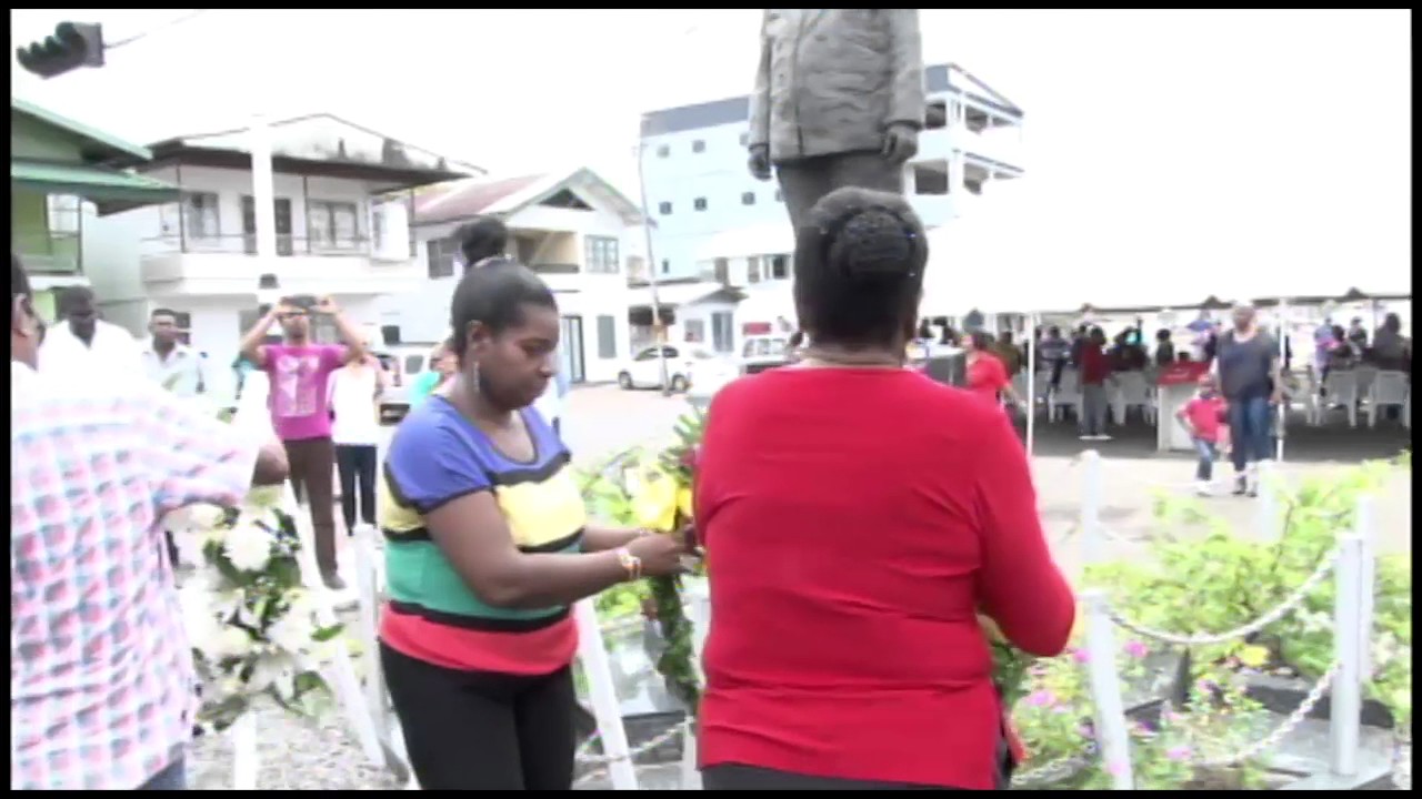 01 05 2017 Kranslegging stanbeeld Fred Derby - YouTube