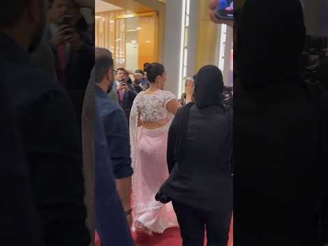 Kareena kapoor at Malabar Gold & Diamonds inauguration in Abu Dhabi #trending #viralvideo
