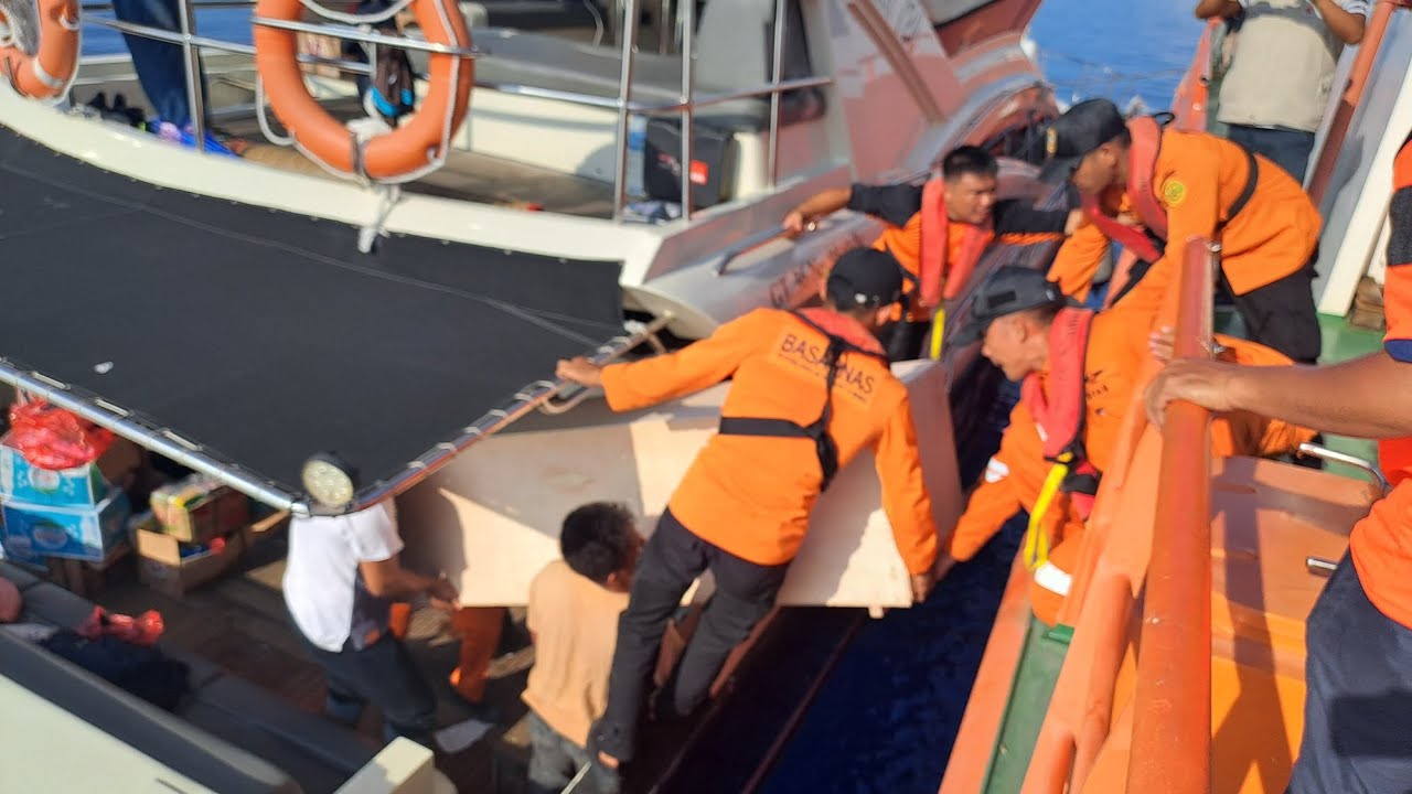 Evakuasi Korban Kebakaran Speed Boat Bella 72 - YouTube