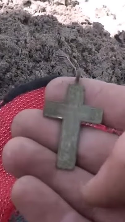 Нашёл старинный медный крестик из глубокой ямки) #metaldetecting #коп # ...