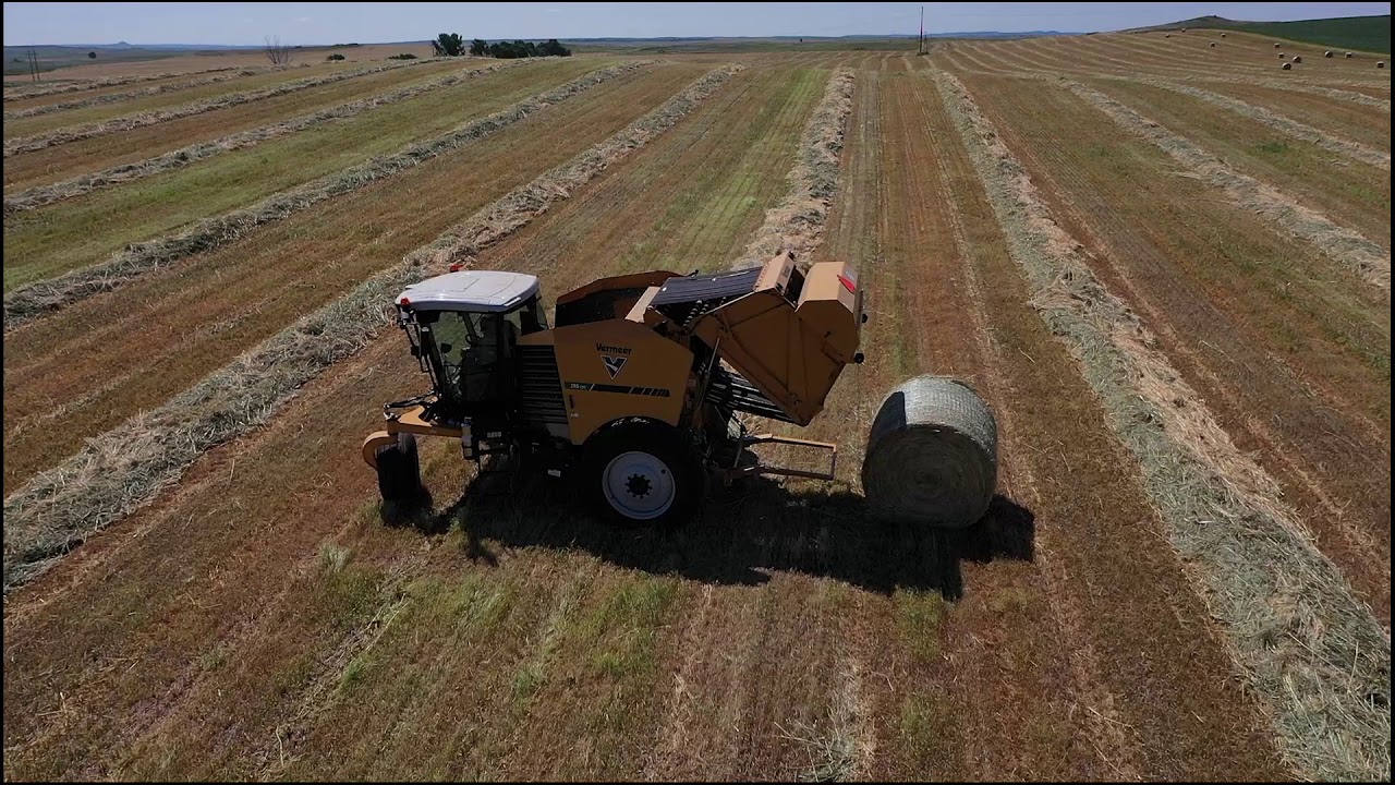 Vermeer ZR5 Self-Propelled Baler - YouTube