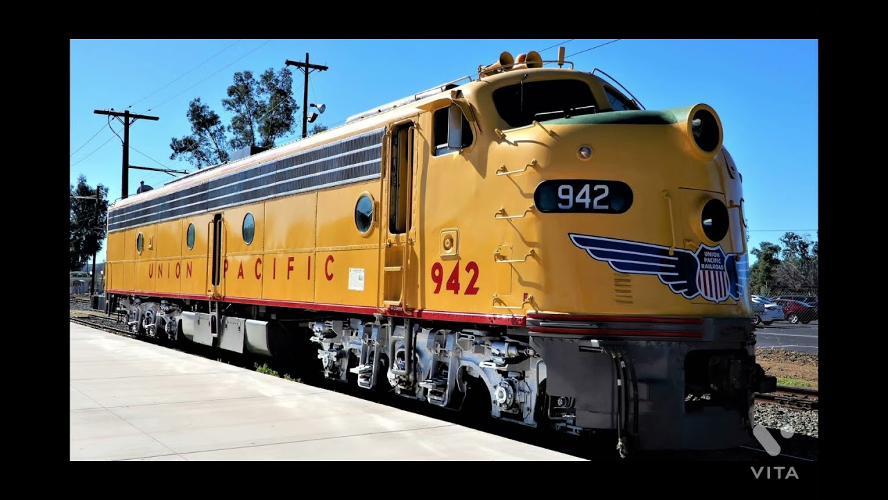 Diesel Locomotive EMD E8 - YouTube