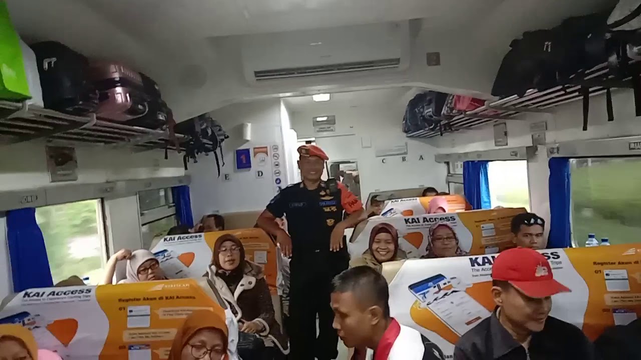 Kondektur ganteng di kereta api Malabar - YouTube
