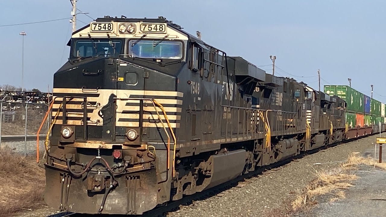 NS 201 7548’s Horn stuck Rutherford, PA Harrisburg Line - YouTube