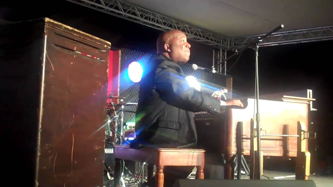 MOSES TYSON, JR. "MAKES HAMMOND B3 TALK" - YouTube