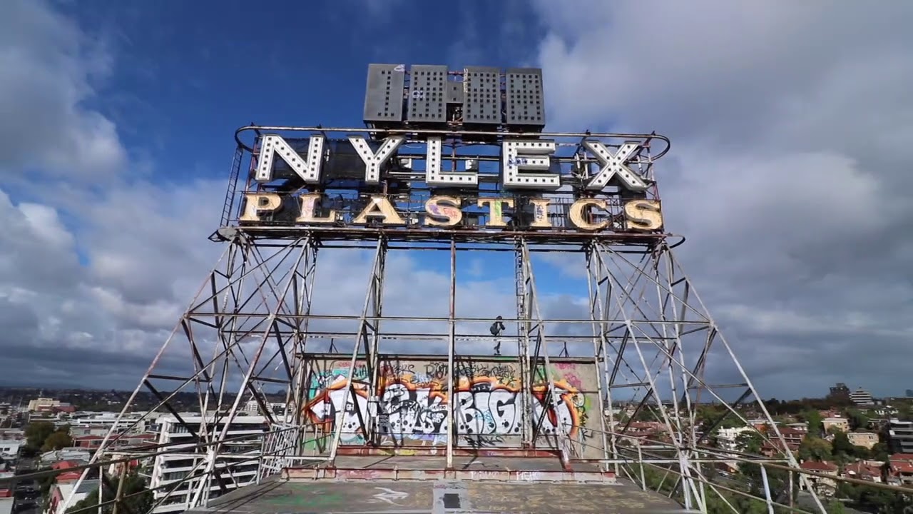 CLIMBING NYLEX PLASTICS IN EXTREME WINDS ( 60m+) - YouTube