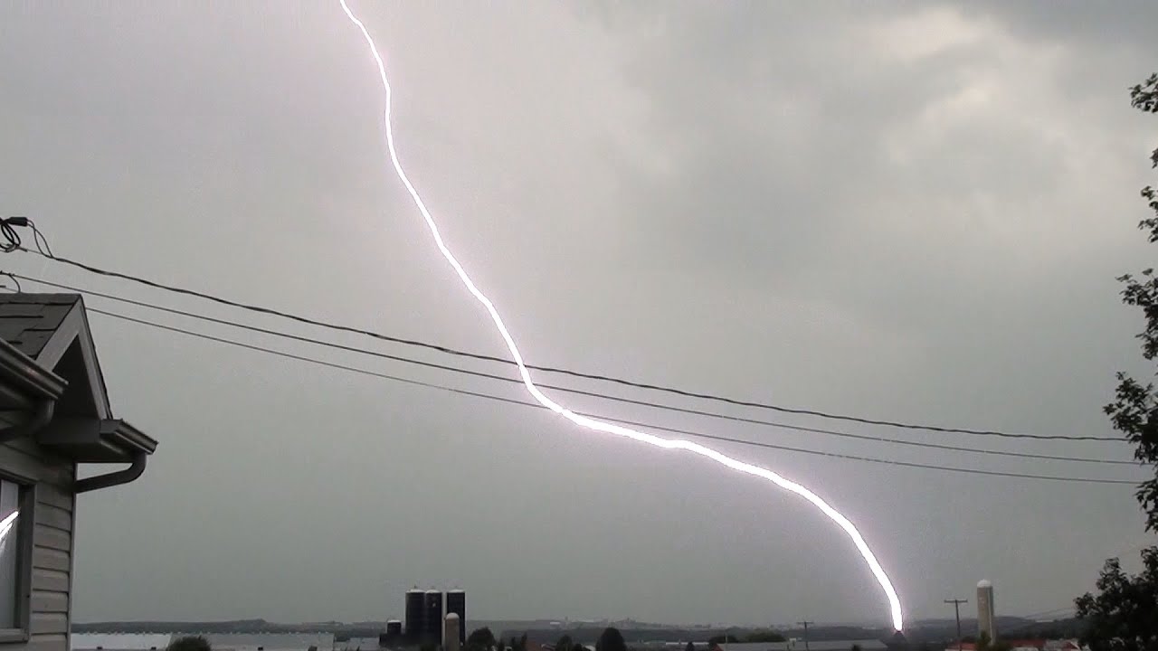 Positive lightning strikes with low rumbling thunder - YouTube