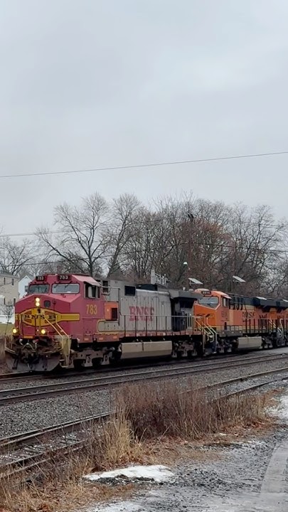 BNSF 783 Dash9 “Fakebonnet” leads CSX B119 through Piscataway with a friendly crew! - YouTube